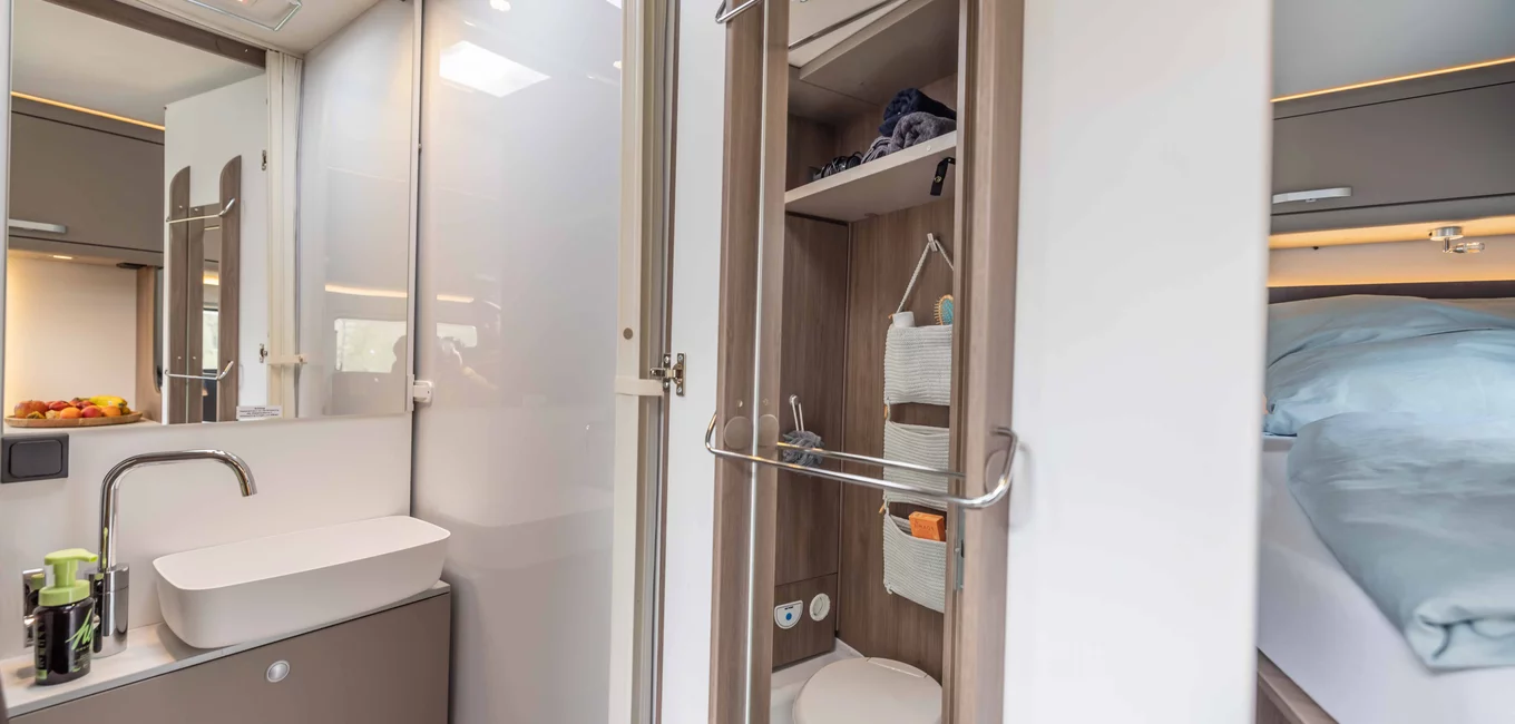 Carado T338 Semi-integrated motorhome